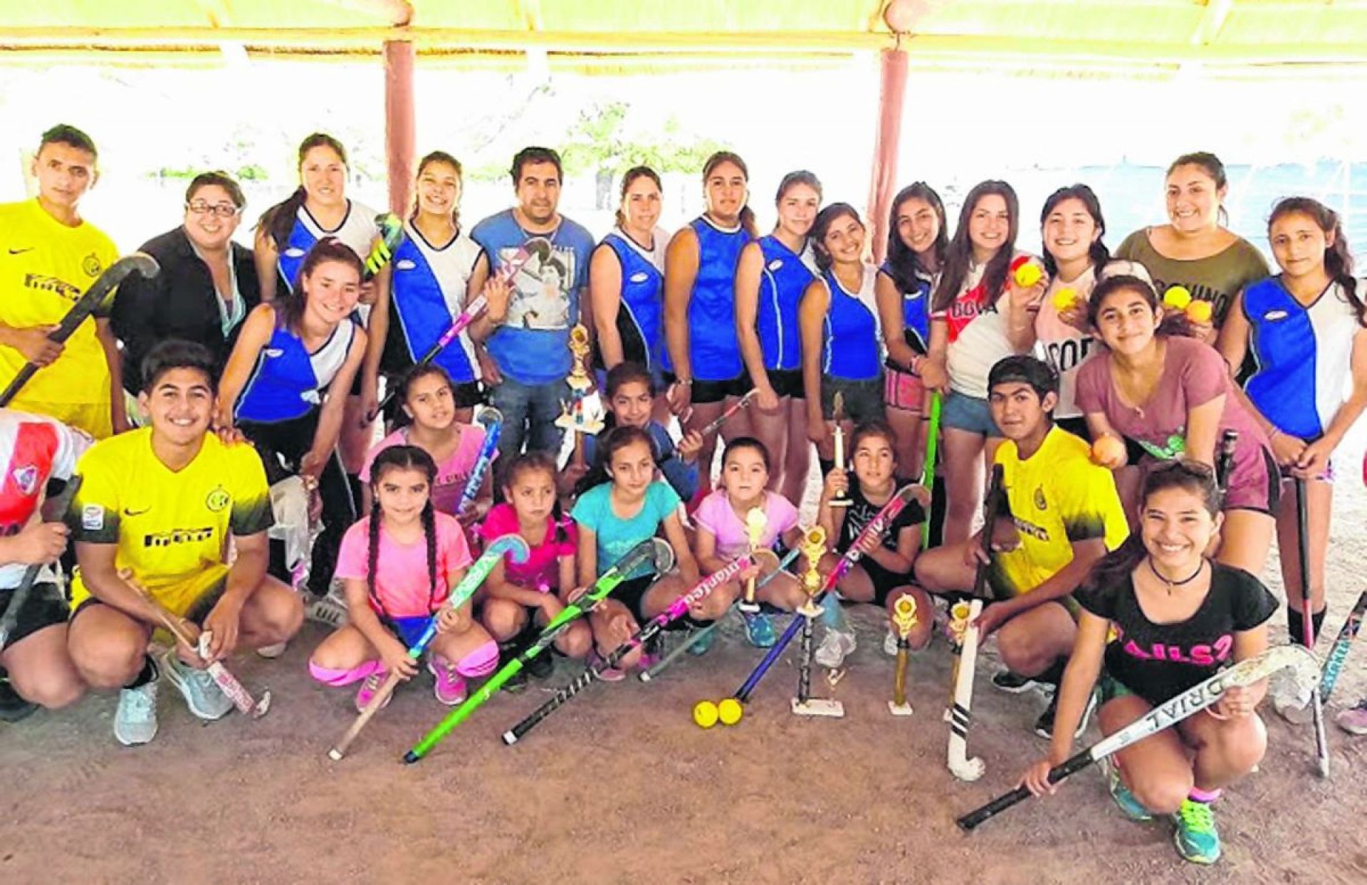 Movida solidaria de jugadoras de hockey impactó en Salavina | Nuevo ...