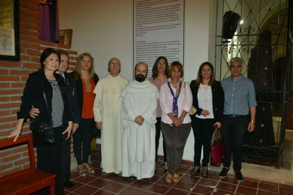 El texto sobre la historia del santo sudario tiene su versión en inglés ...