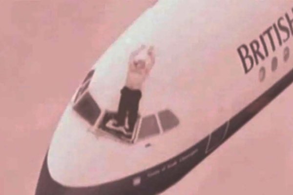 Tim Lancaster: el piloto que quedó colgado de la ventanilla de un avión ...