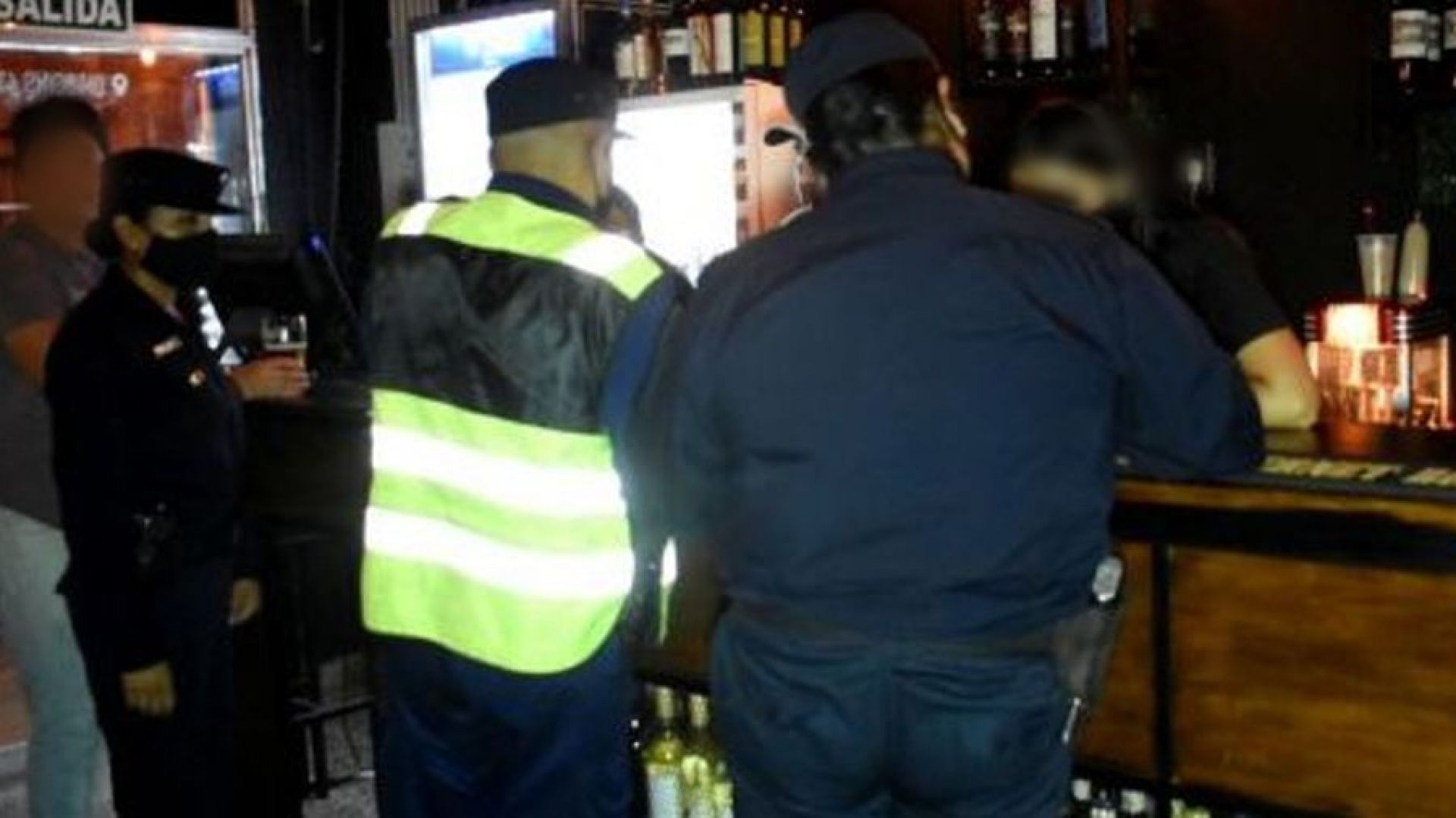 Fue a un bar, se quiso pasar de gracioso con el animador y le rompieron ...