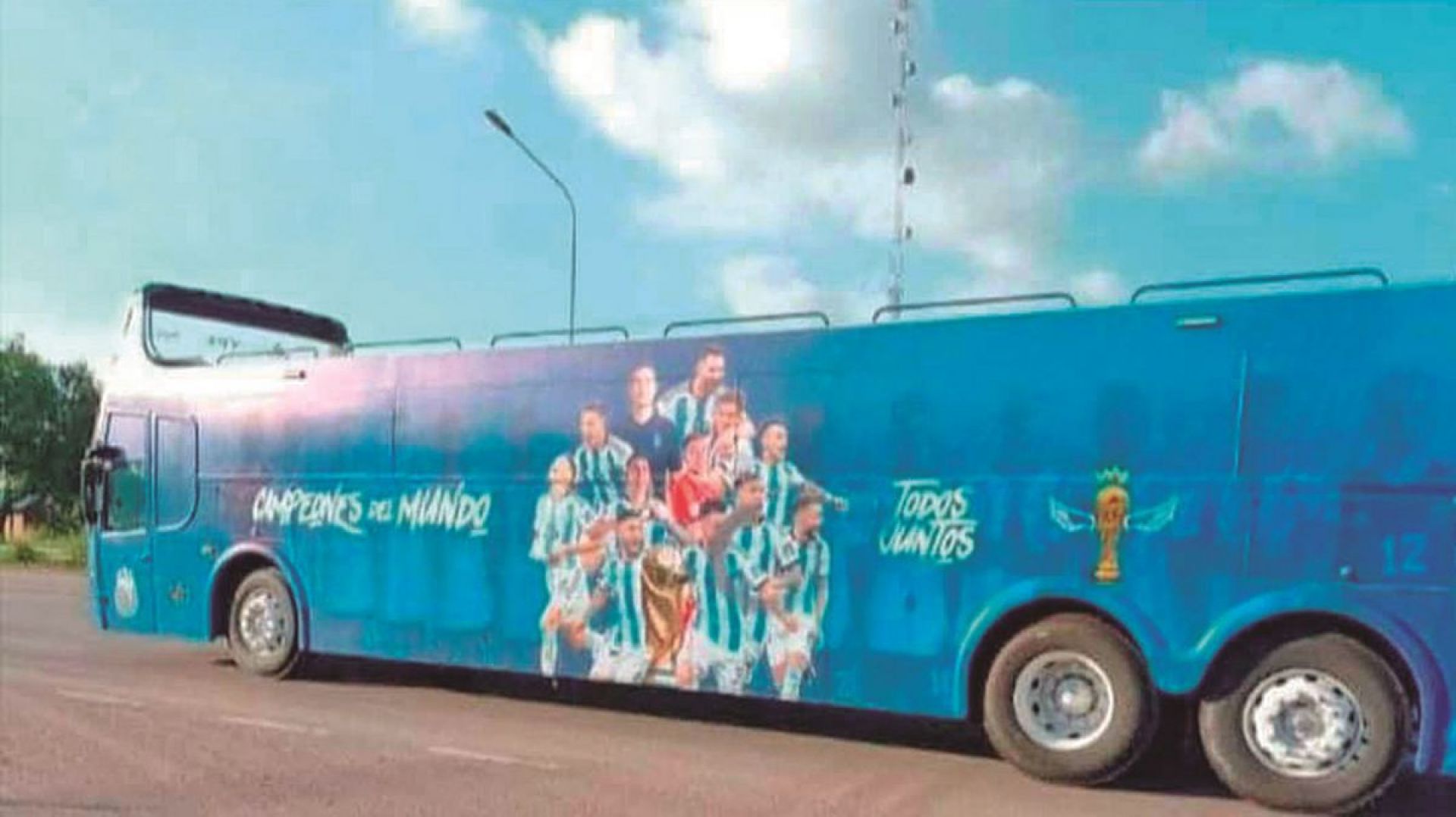 El micro que llevará a la 'Scaloneta' hacia el Estadio ??nico ya está ... El micro que llevará a la 'Scaloneta' hacia el Estadio ??nico ya está ...