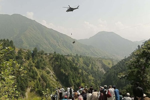 Delicado rescate en Pakistán: seis niños quedaron atascados a 300 ...