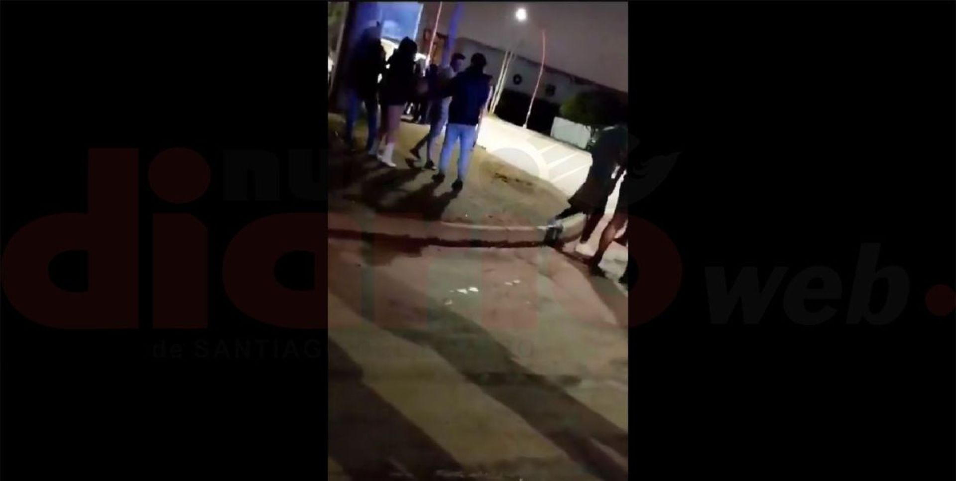 Video: jóvenes se trenzaron en una violenta pelea a la salida de un ... Video: jóvenes se trenzaron en una violenta pelea a la salida de un ...