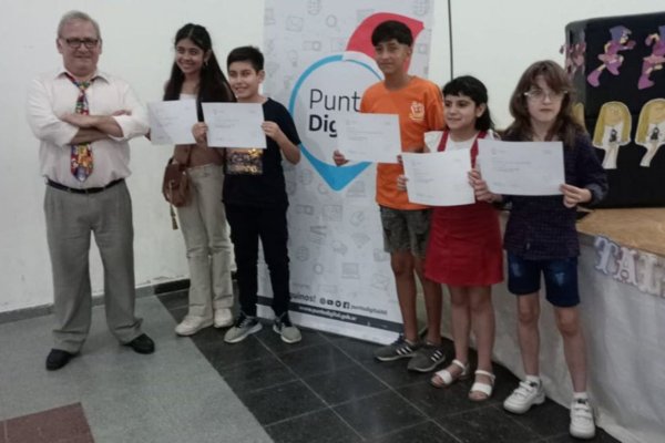 Se entregaron certificados de finalización del taller de animación ... Se entregaron certificados de finalización del taller de animación ...