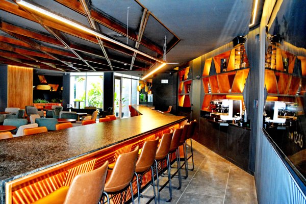 Ya se encuentra abierto al público el moderno y confortable Federal Bar ...