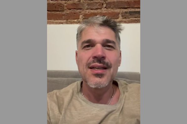 Juan Ferrara: "Un abrazo grande a LV11 por sus 54 años, que no es poco ...