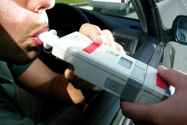 Un conductor alcoholizado perdió el control y chocó dos autos ... Un conductor alcoholizado perdió el control y chocó dos autos ...