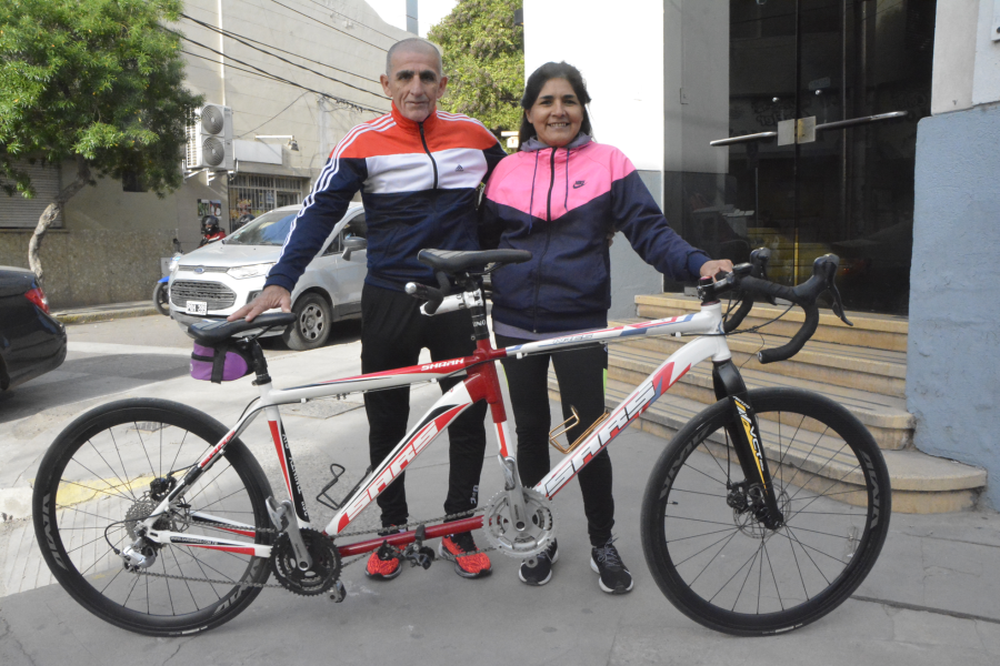 La historia de devoción de Daniel y Adriana, viajan hace 14 años en ...