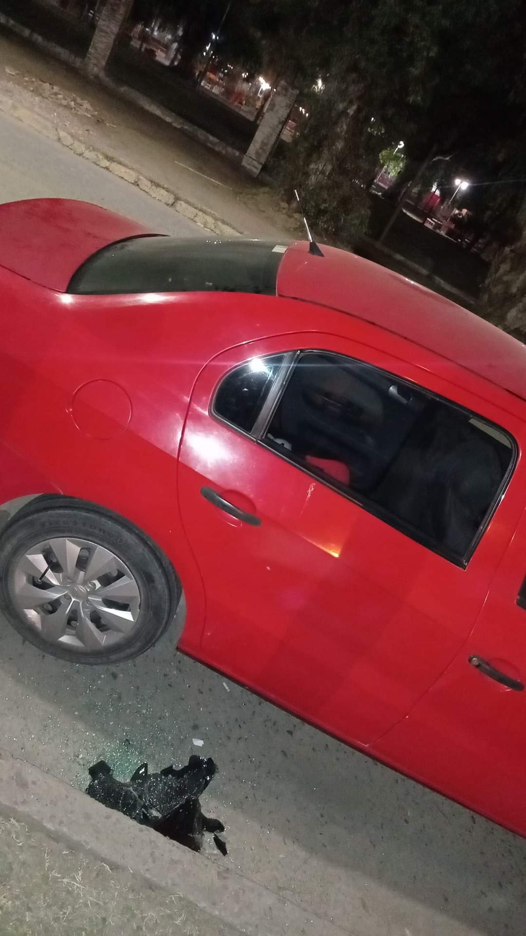 Delincuentes Rompieron La Ventanilla De Un Auto Y Robaron La Mochila De