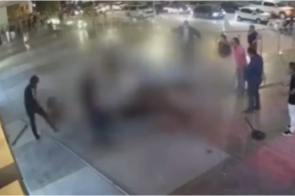 Video: dos muertos y más de 10 heridos tras el colapso de un balcón de un bar en México | Nuevo ...