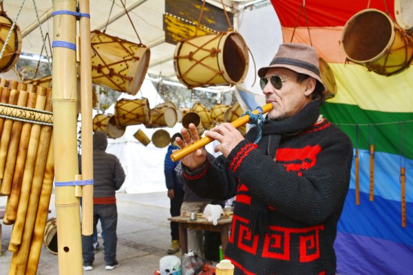 Desde Salta, Pablo presentó sus instrumentos andinos artesanales en la ...