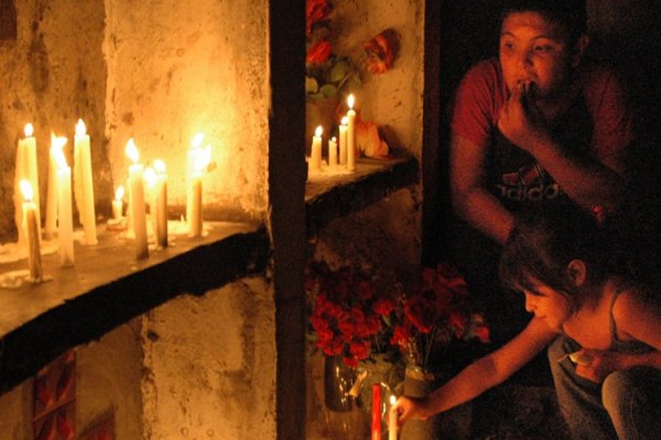 En México el "Día de los Muertos", y en Santiago “La Alumbrada”: ¿Qué ...