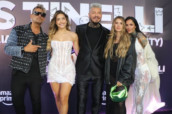 Tinelli presentó su serie "Los Tinelli" junto a sus hijas, su novia y ...