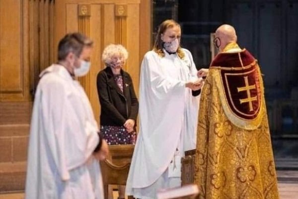 Bingo Allison, la primera persona no binaria en ser sacerdote en ...
