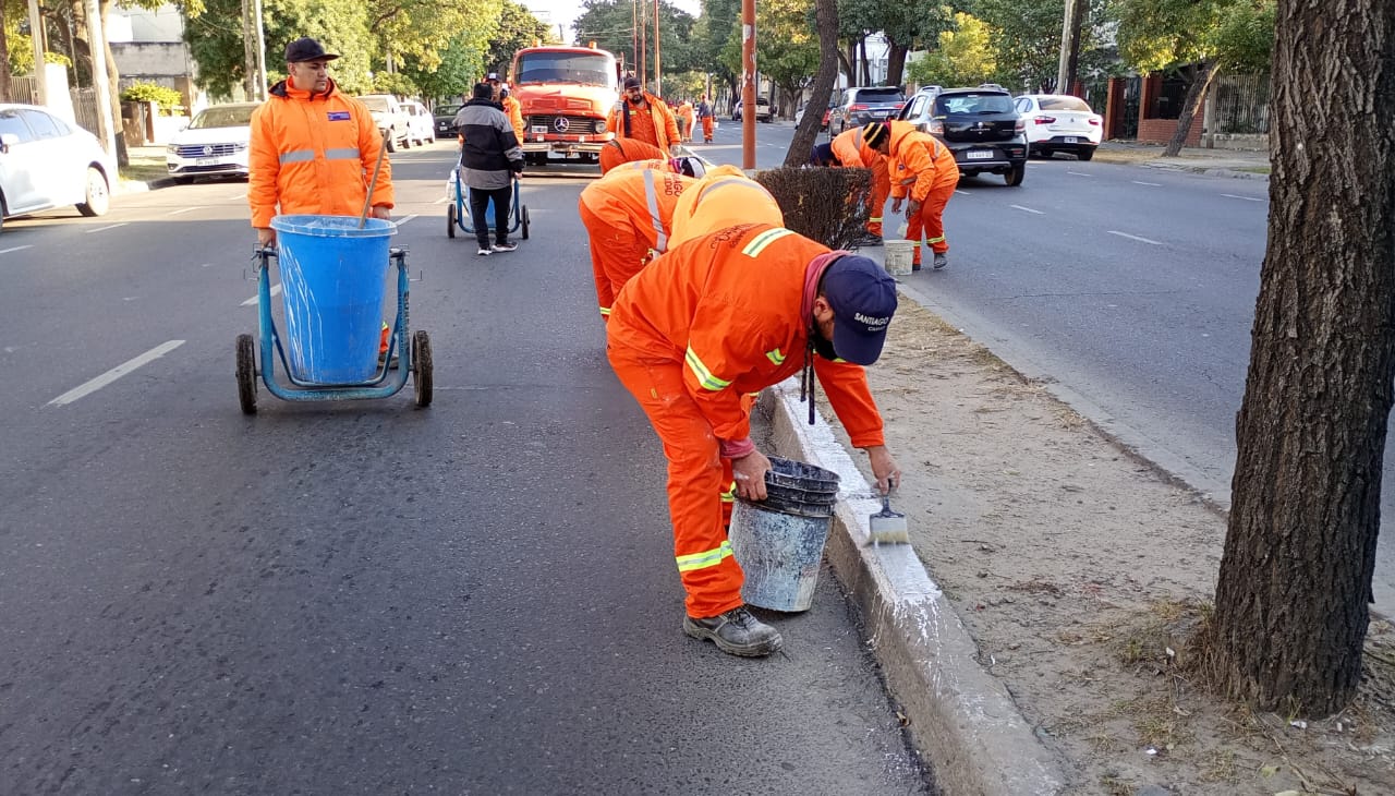 La Municipalidad renovó la pintura de la platabanda de avenida Belgrano ...