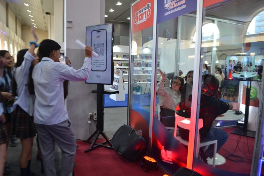 Fotos desde el stand de Nuevo Diario-Radio LV11 en la Feria del Libro | Nuevo Diario Web