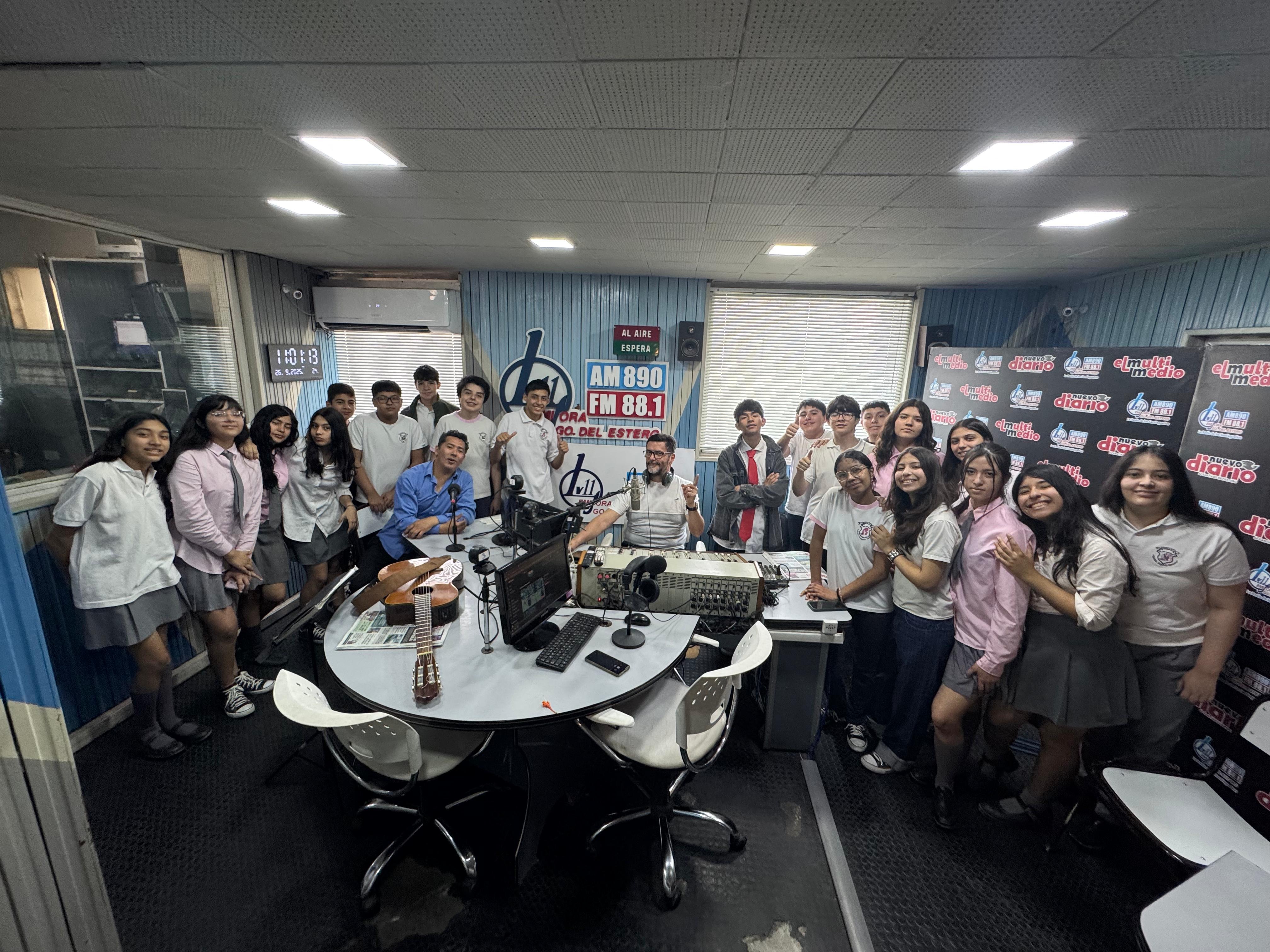 El coro de la Escuela de Música visitó LV11 y compartió con ADN de Radio | Nuevo Diario Web