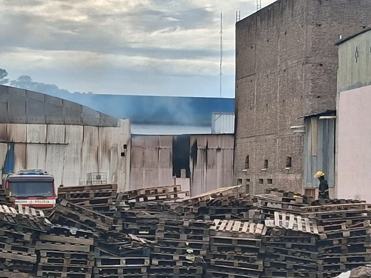 Fotos y videos: así fue el voraz incendio en una fábrica de tutucas del ...