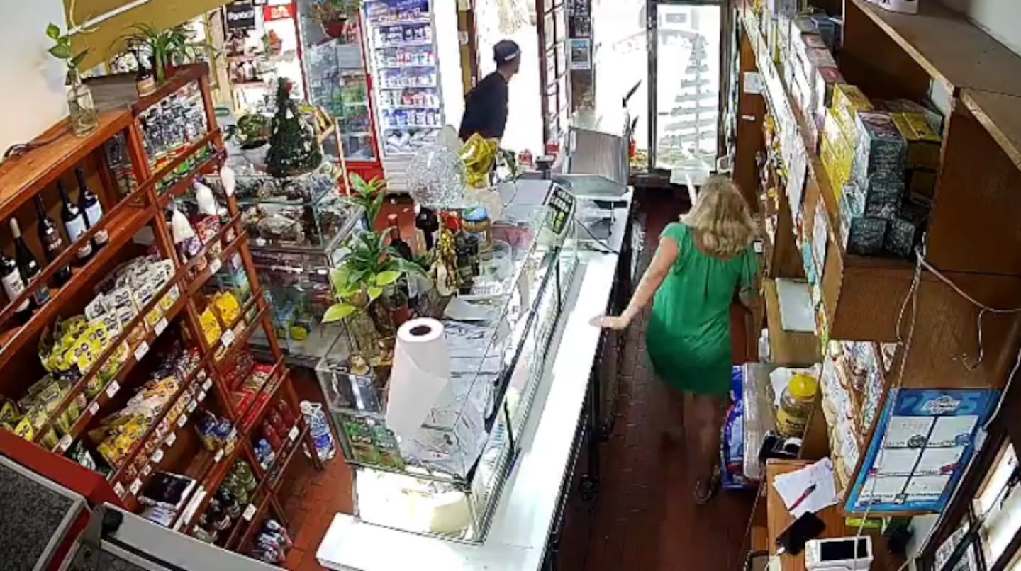 Volá, volá!”: cajera le plantó cara a un ladrón armado y lo echó del ...