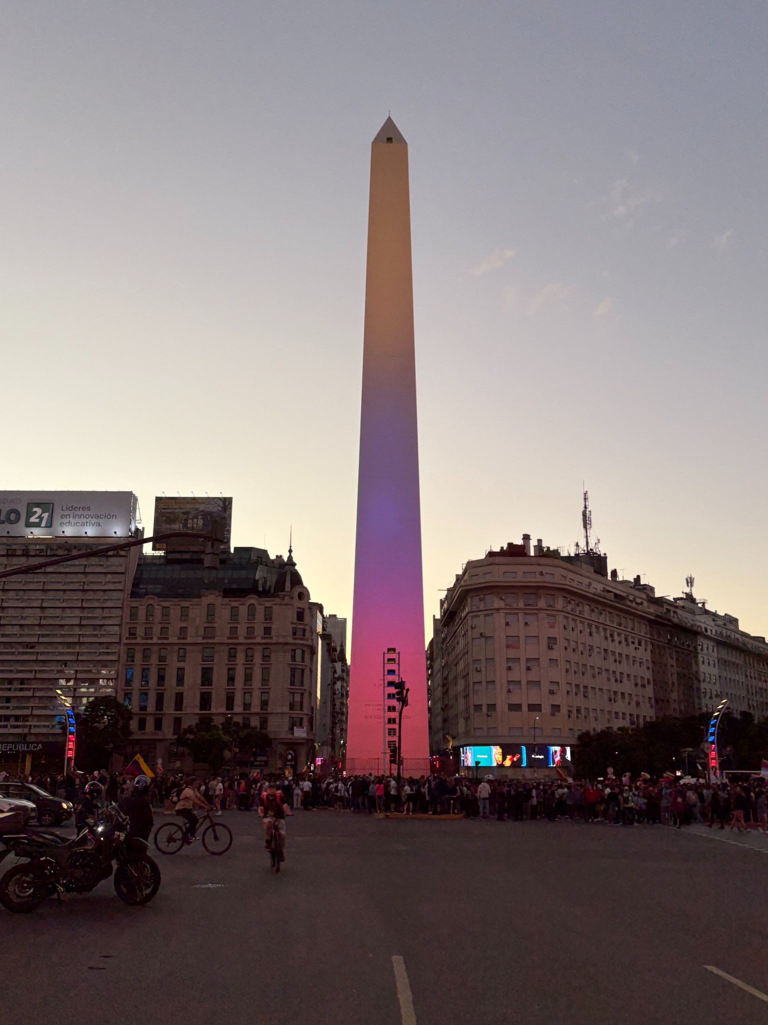 El Obelisco y el Puente de la Mujer se tiñeron con los colores de ...