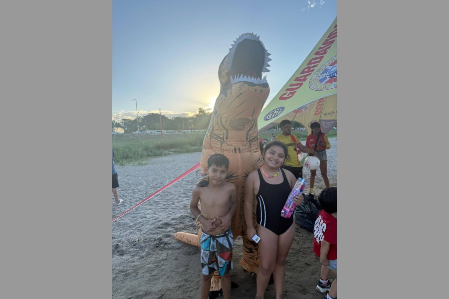 Batman, un dinosaurio y una payasa alegraron a los niños en el río ...