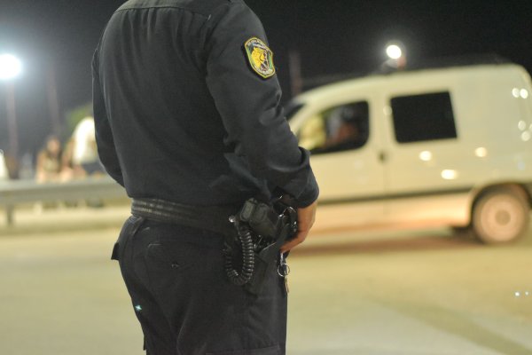 Iba en moto con su hermano, manipuló un arma y terminó herido en ...